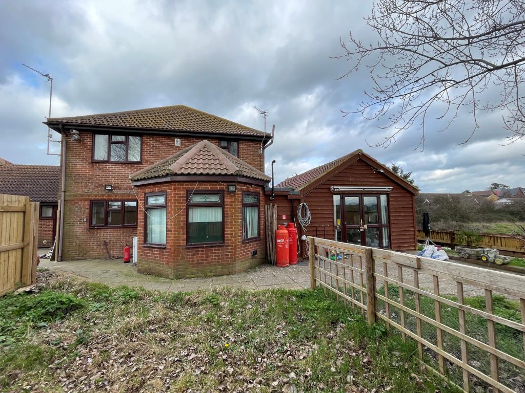 LOT - 113 AUCTION - 240 - LARGE THREE-BEDROOM HOUSE WITH ANNEXE