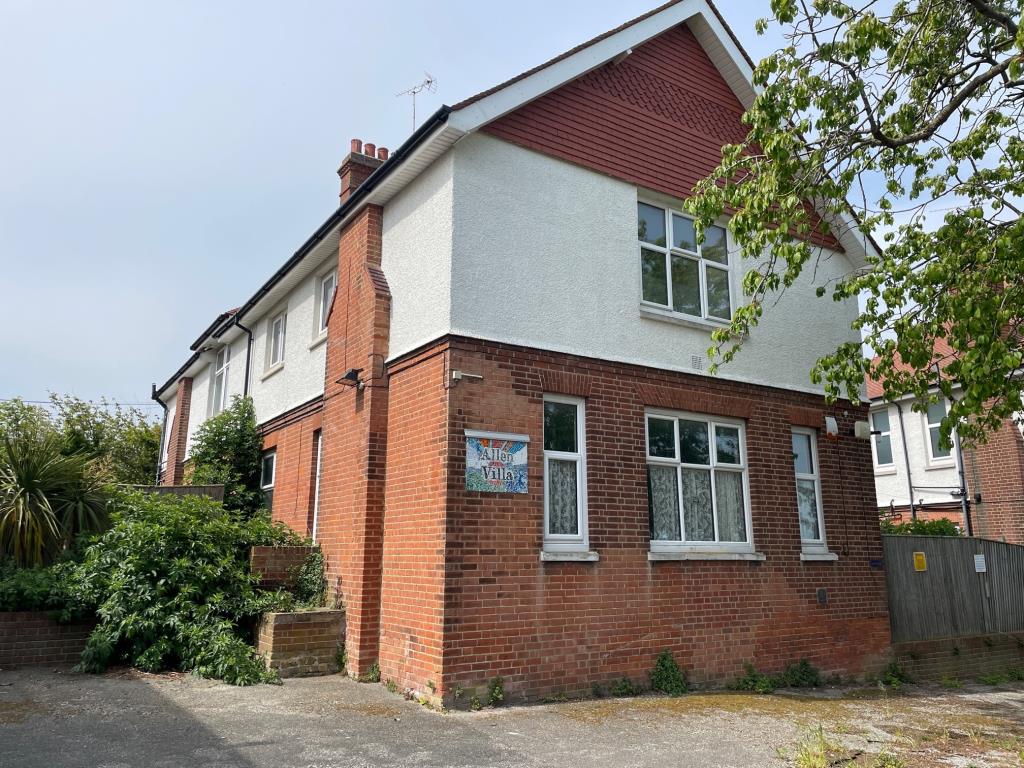 LOT - 10 AUCTION - 242 - FOUR SUBSTANTIAL ADJACENT PROPERTIES ON 0.7 ...