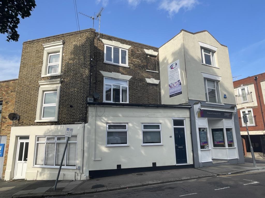 LOT - 46 AUCTION - 245 - LARGE HOUSE CLOSE TO TOWN CENTRE