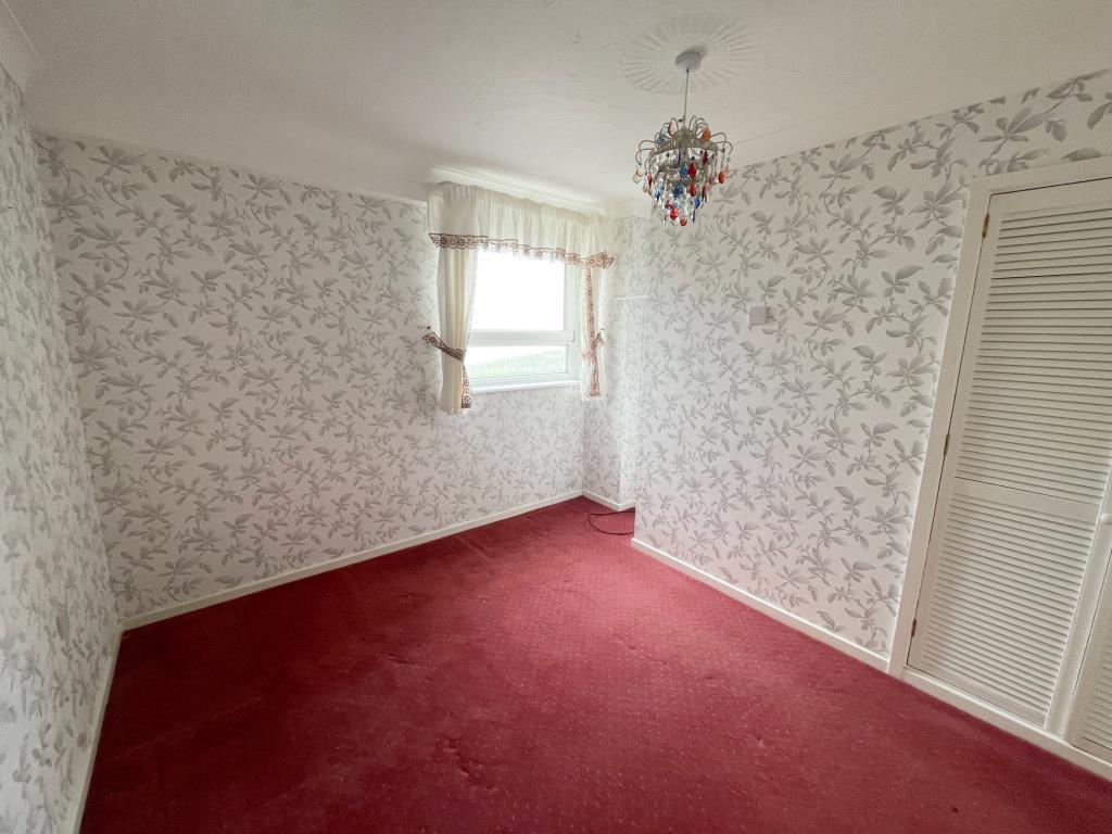 LOT - 137 AUCTION - 249 - THREE-BEDROOM PENTHOUSE FLAT WITH COASTAL VIEWS