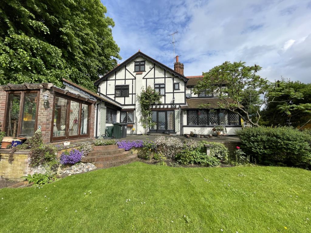 LOT - 70 AUCTION - 250 - PERIOD DETACHED PROPERTY SET ON ELEVATED PLOT ...