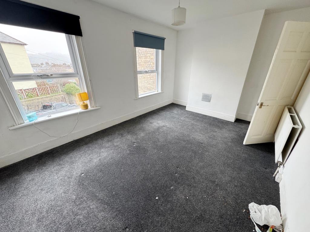 LOT - 134 AUCTION - 256 - BAY FRONTED END-TERRACE HOUSE