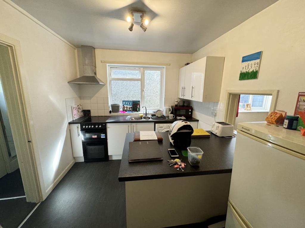 LOT - 6 AUCTION - 256 - MIXED-USE INVESTMENT WITH HIGH YIELD