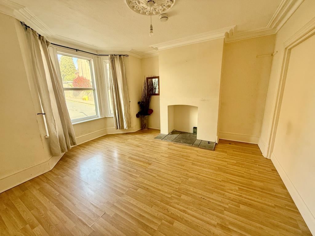 LOT - 121 AUCTION - 257 - LARGE END-TERRACE PROPERTY WITH POTENTIAL