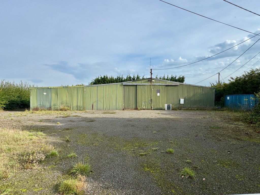 LOT - 112 AUCTION - 261 - DETACHED BARN ON HALF AN ACRE WITH POTENTIAL