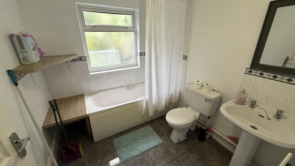 LOT - 175 AUCTION - 261 - MID-TERRACE HOUSE WITH POTENTIAL