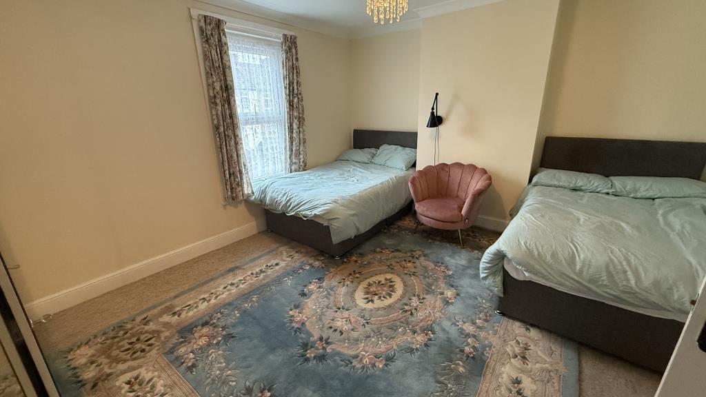 LOT - 175 AUCTION - 261 - MID-TERRACE HOUSE WITH POTENTIAL