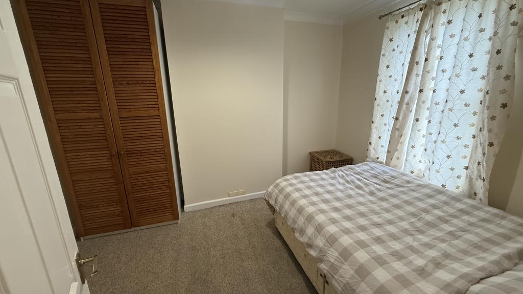 LOT - 175 AUCTION - 261 - MID-TERRACE HOUSE WITH POTENTIAL