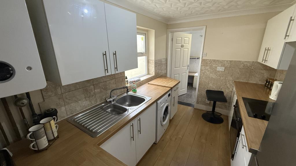 LOT - 175 AUCTION - 261 - MID-TERRACE HOUSE WITH POTENTIAL