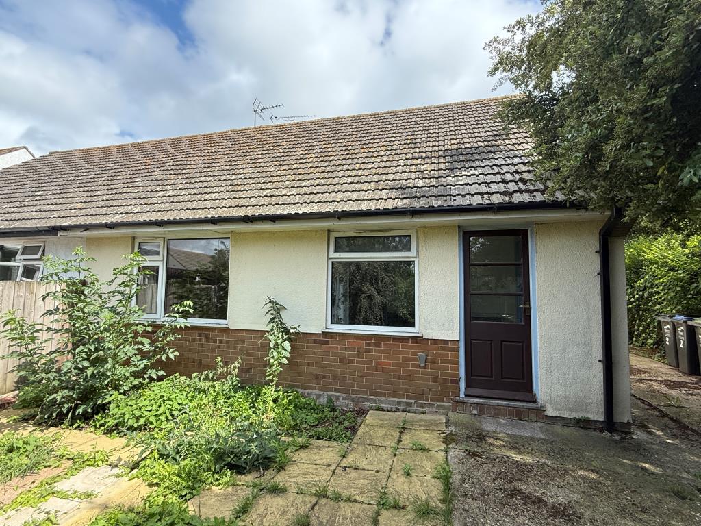 LOT - 117 AUCTION - 262 - TWO-BEDROOM BUNGALOW FOR REFURBISHMENT AND REPAIR