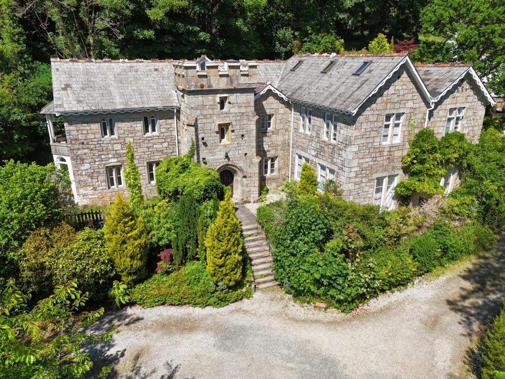 LOT - 67 AUCTION - 262 - DETACHED PERIOD HOUSE WITH SEPARATE DETACHED ...