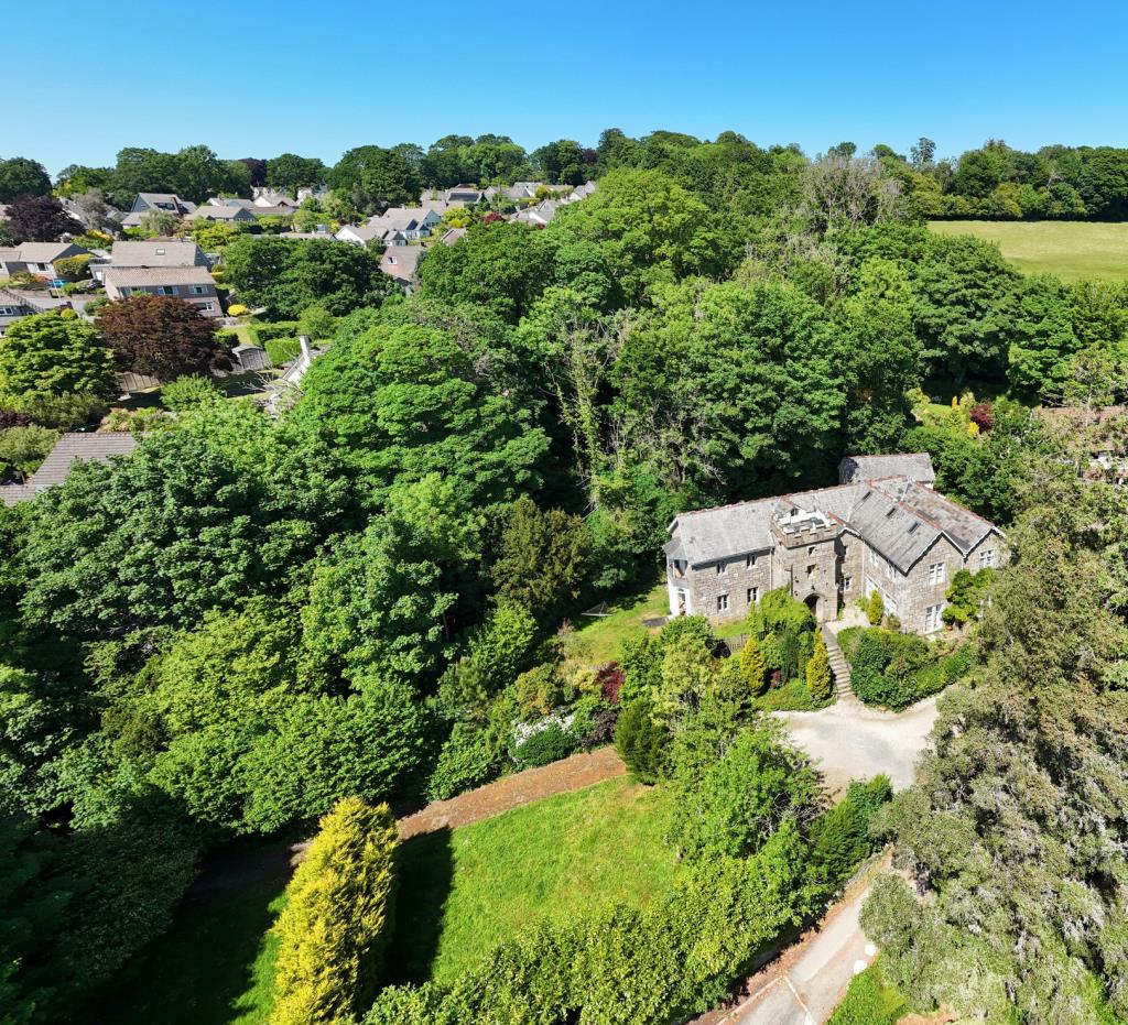 LOT - 67 AUCTION - 262 - DETACHED PERIOD HOUSE WITH SEPARATE DETACHED ...