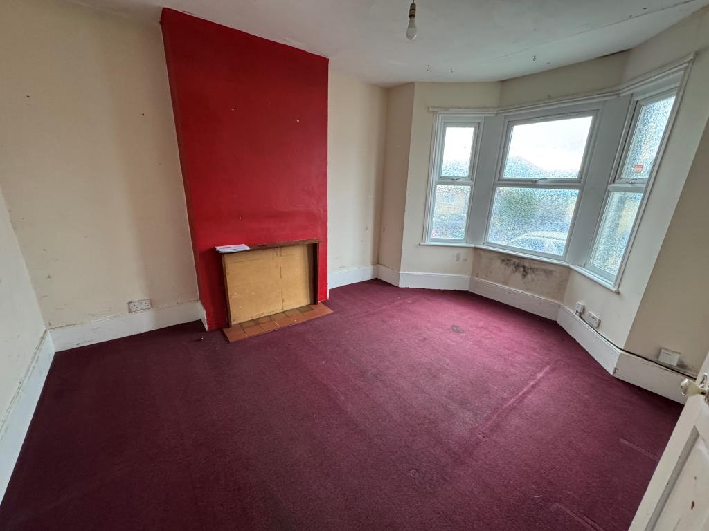 LOT - 92 AUCTION - 263 - BAY FRONTED TERRACE HOUSE FOR IMPROVEMENT