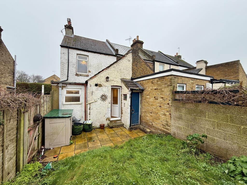 LOT - 113 AUCTION - 263 - END-TERRACE HOUSE IN TOWN CENTRE