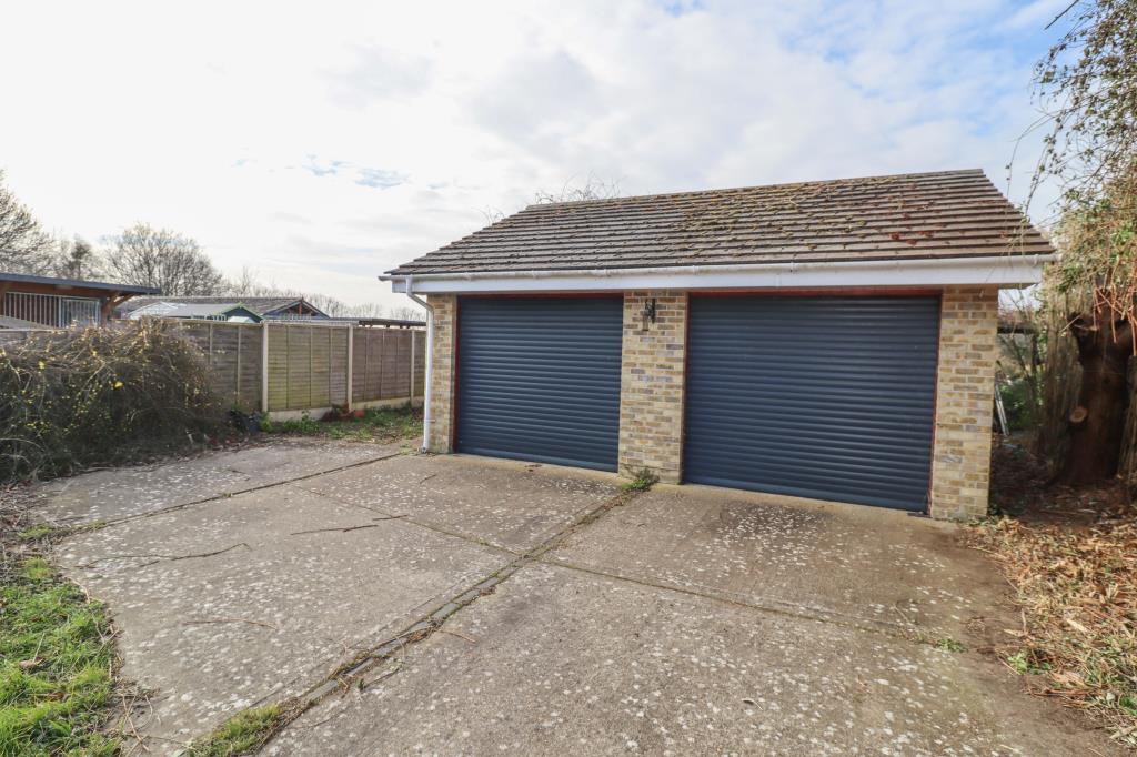 LOT - 117 AUCTION - 263 - FREEHOLD COMMERCIAL RETAIL UNIT WITH FLAT ...